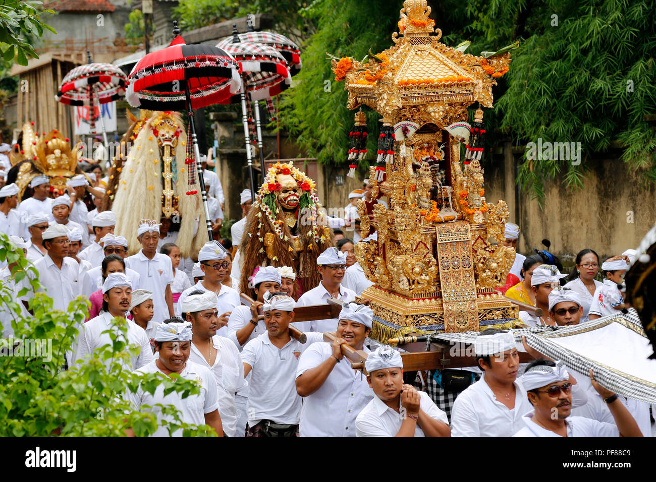Traditional Balinese Hindu village procession Stock Photo - Alamy