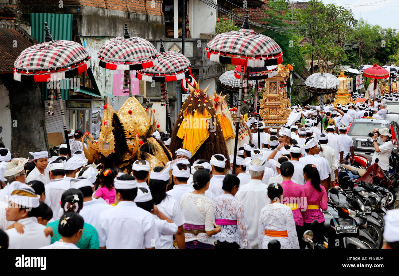 Traditional Balinese Hindu village procession Stock Photo - Alamy