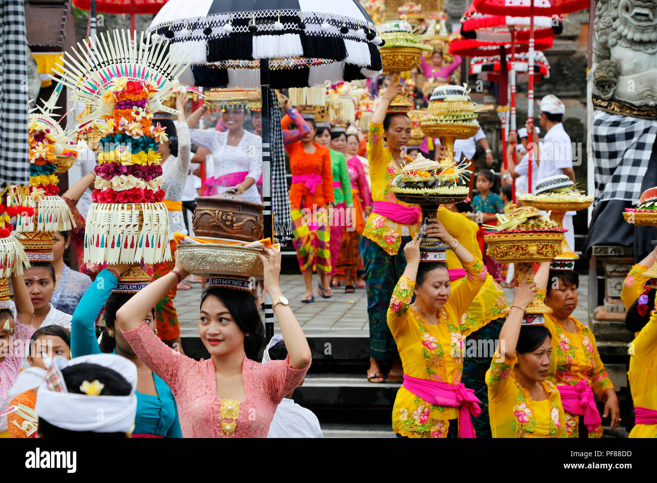 Traditional Balinese Hindu village procession Stock Photo - Alamy