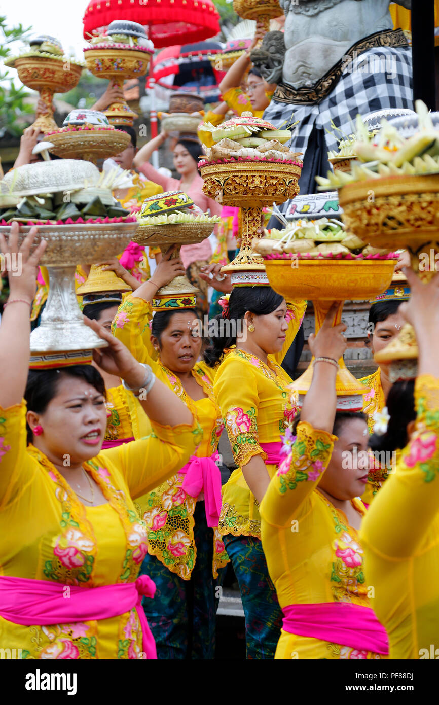 Traditional Balinese Hindu village procession Stock Photo - Alamy