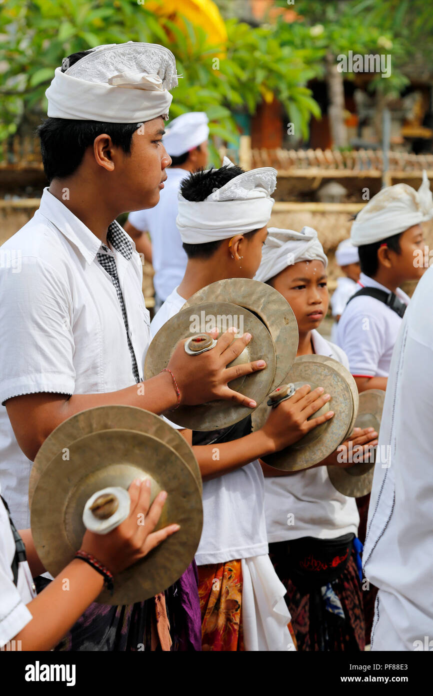 Traditional Balinese Hindu village procession Stock Photo - Alamy