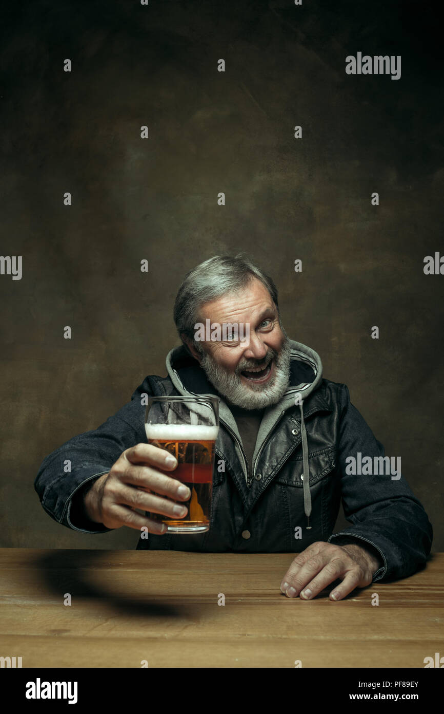 Man alone in pub hi-res stock photography and images - Alamy