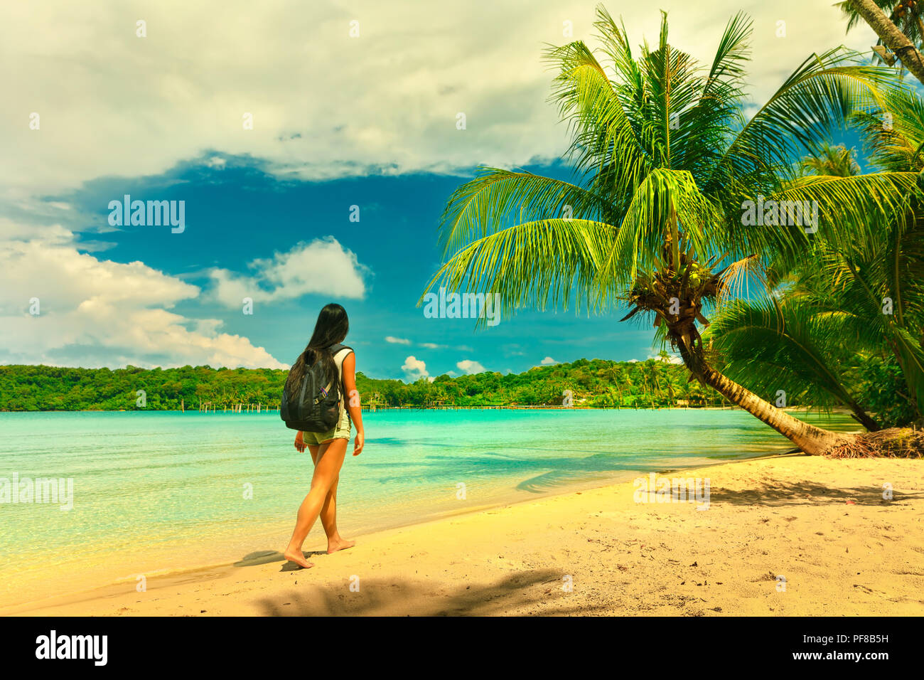 Female backpacker beach hi-res stock photography and images - Alamy