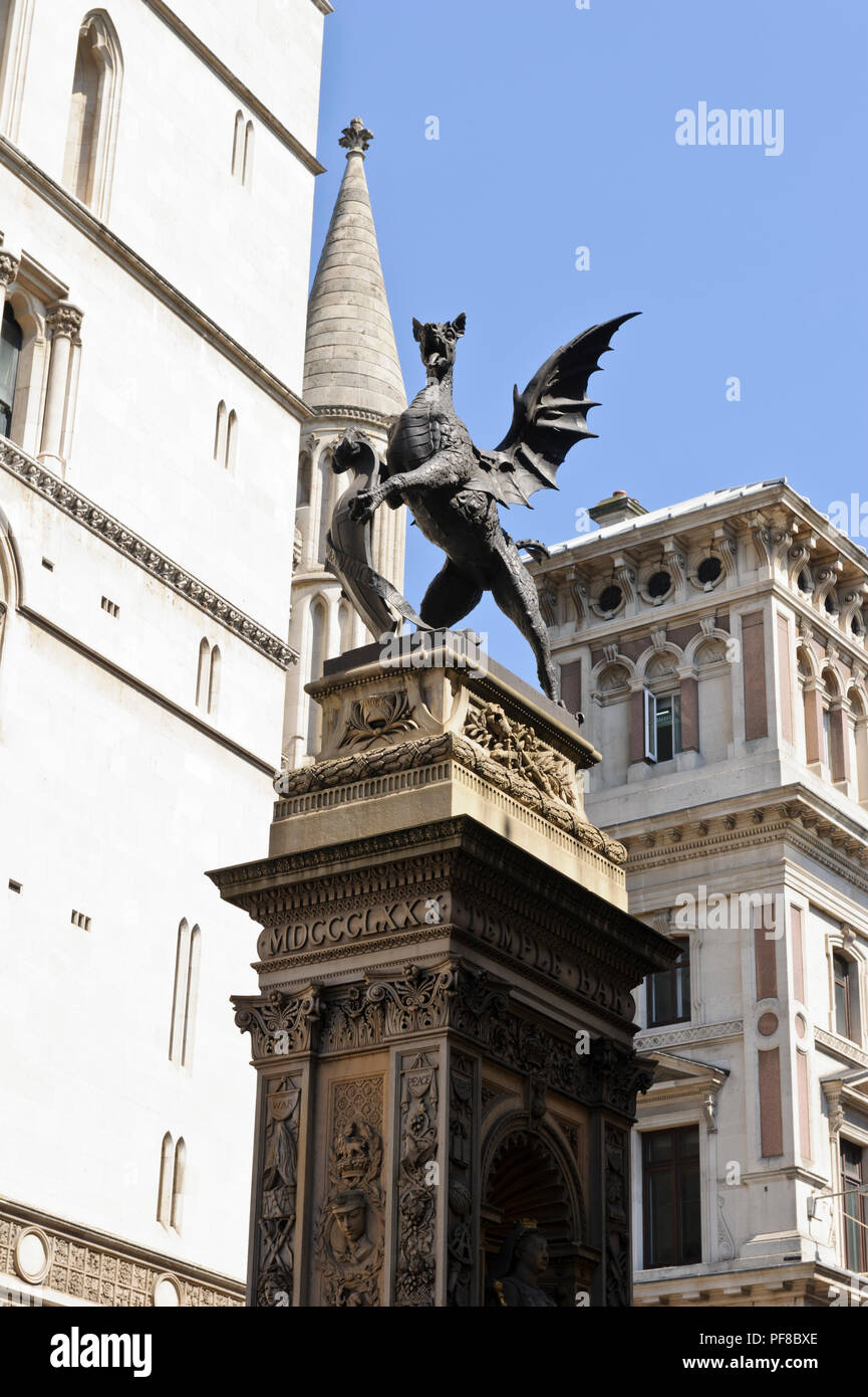 City of london dragon statue hi-res stock photography and images - Alamy
