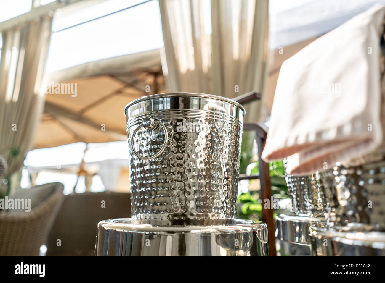 Silver ice buckets hi-res stock photography and images - Alamy