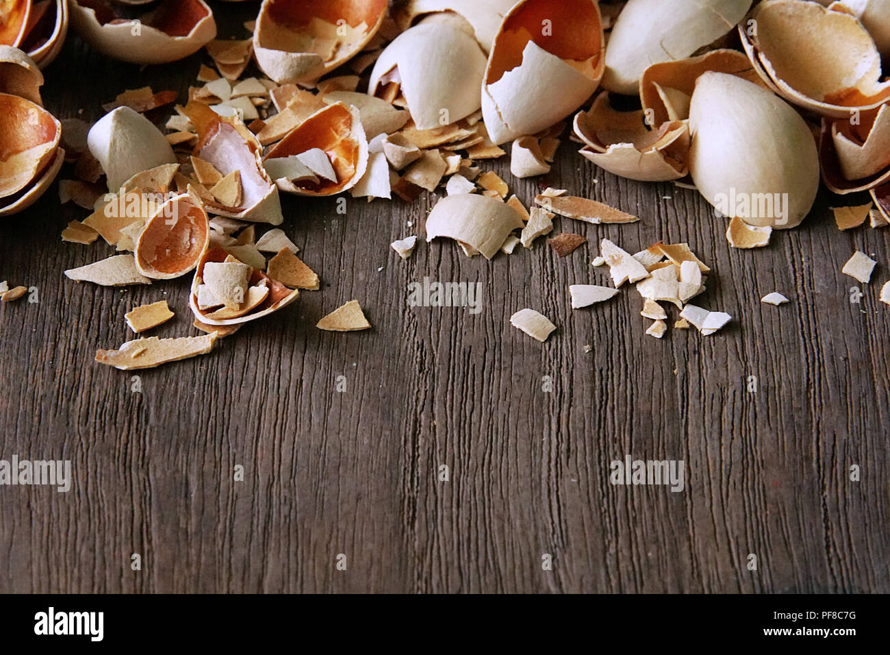 Crack shell egg table hi-res stock photography and images - Alamy