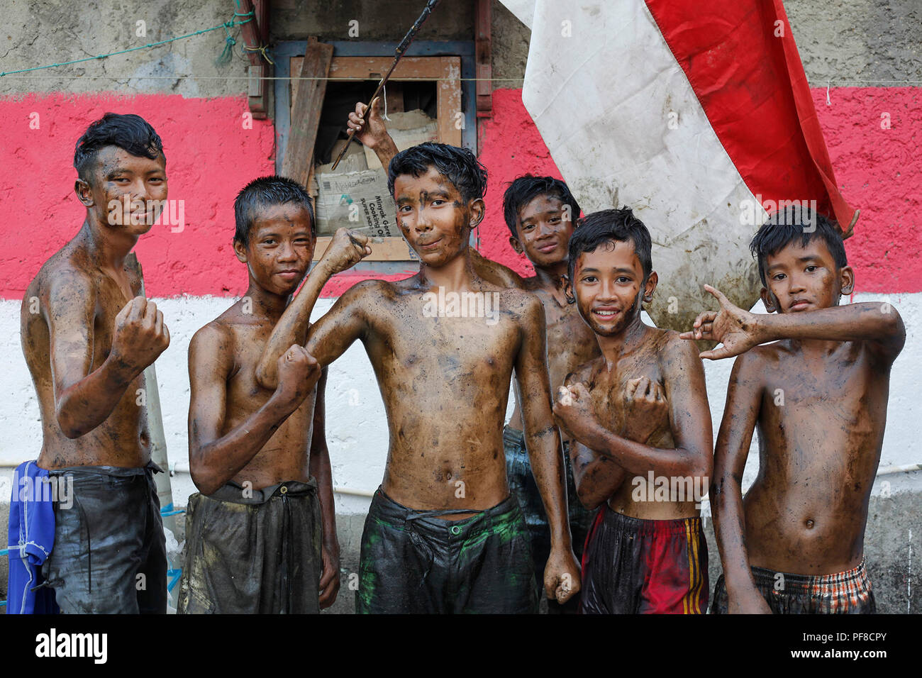 Indonesian children pose with the background of the Indonesian flag in ...