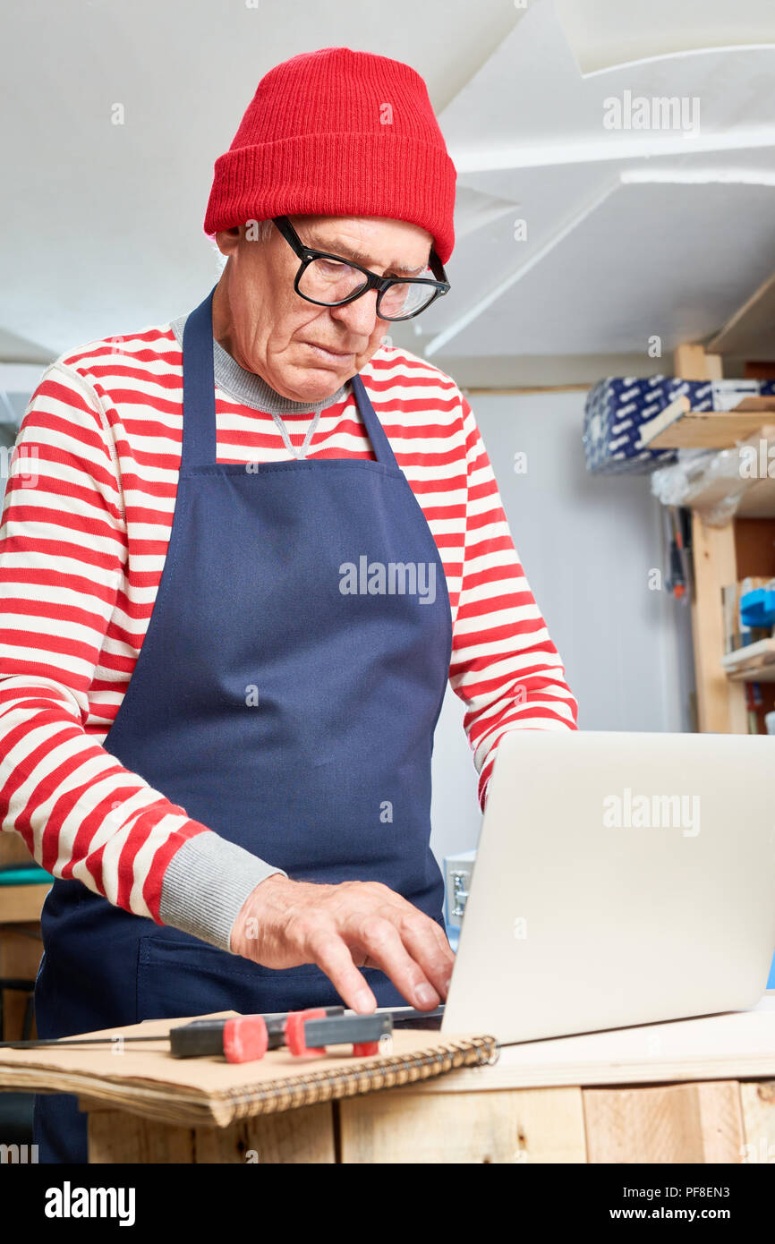 Elderly craftsman hi-res stock photography and images - Alamy