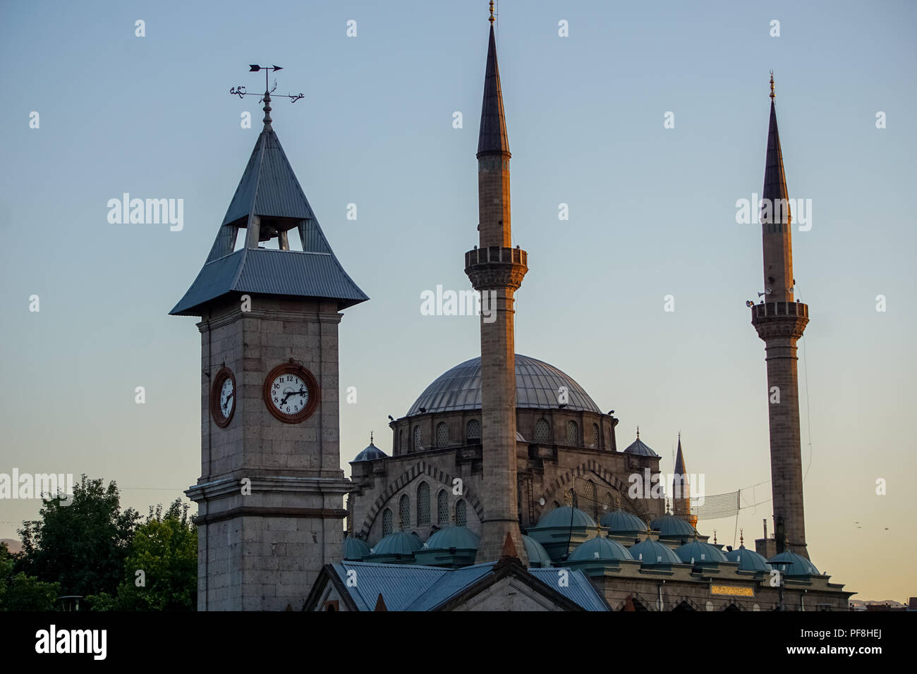 Clock tower mosque hi-res stock photography and images - Alamy