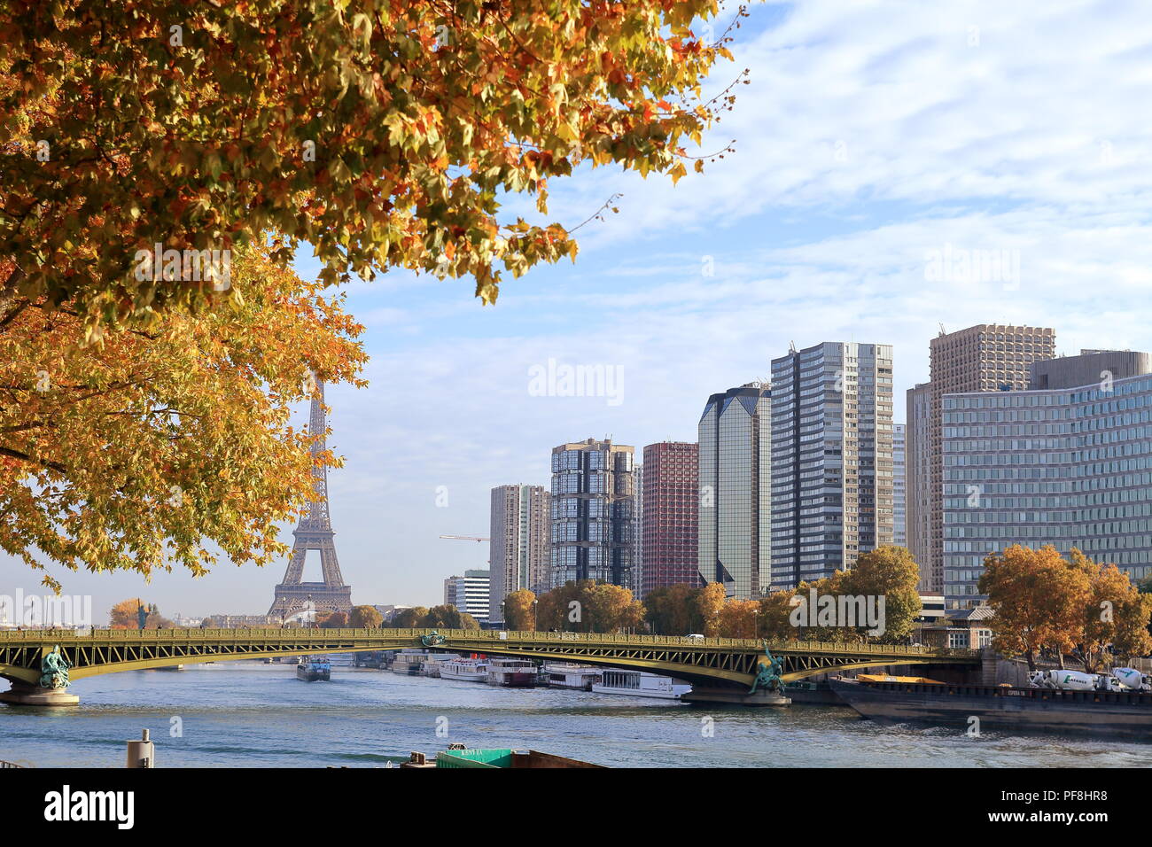Paris quai grenelle hi-res stock photography and images - Alamy