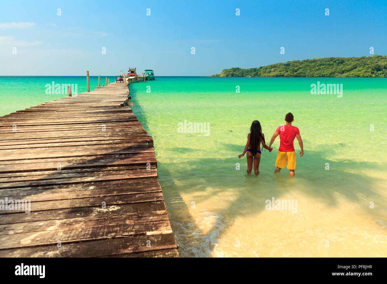 Loving couple tourist enjoy honeymoon vacation on the tropical beach ...