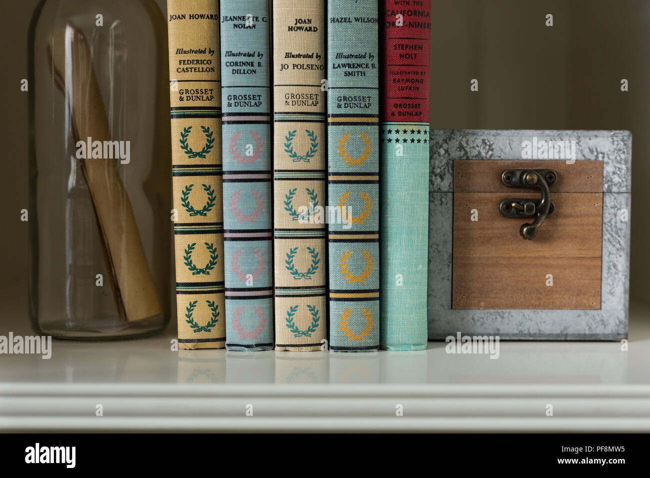 Still life on shelf hi-res stock photography and images - Alamy