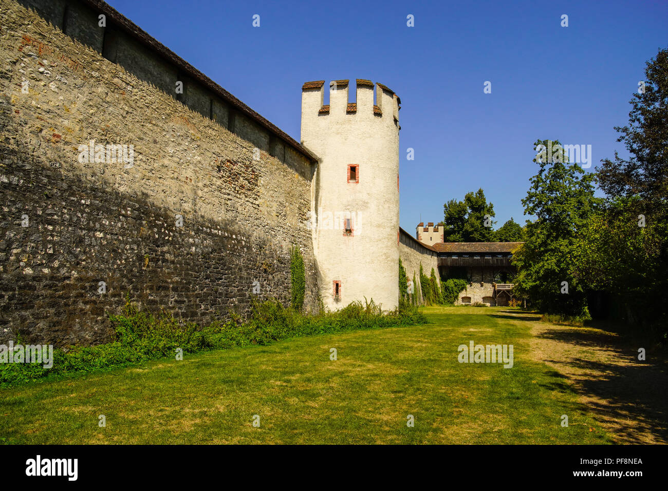 Medieval city wall with defensive towers hi-res stock photography and ...