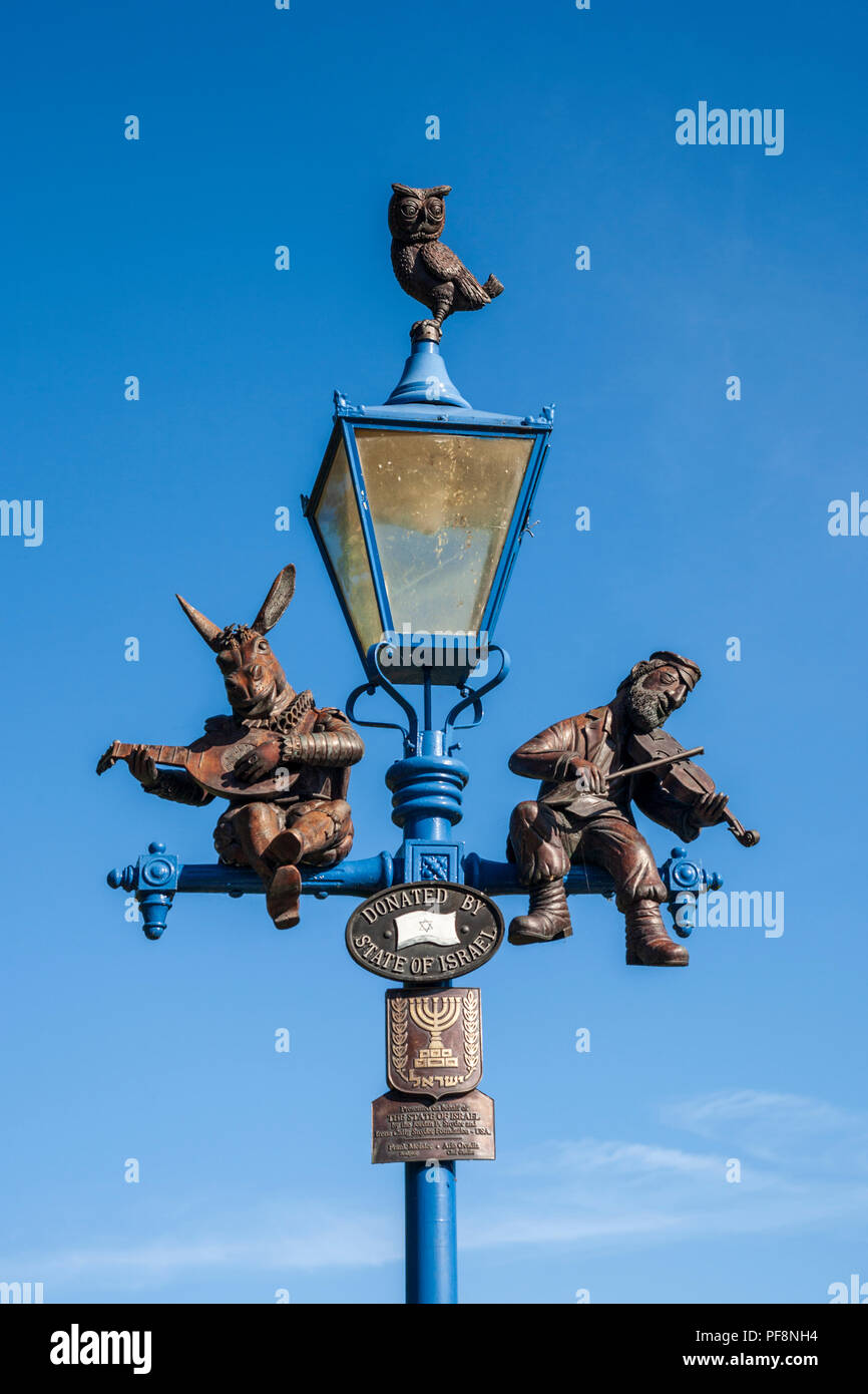 The Bronze Fiddler Sculpture lamp post by Frank Meisler in Stratford ...