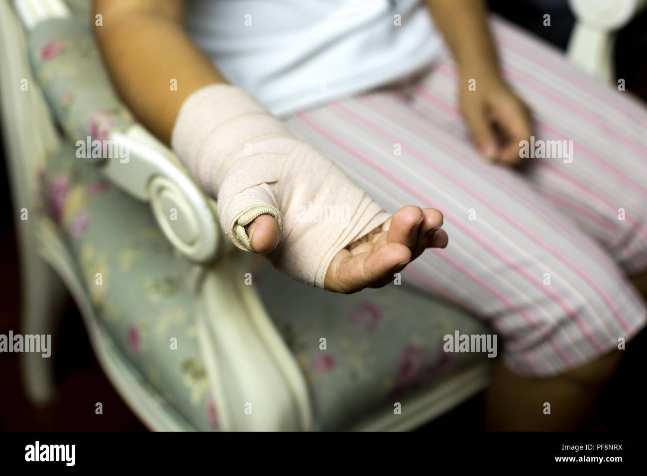 Woman sitting on a chair with Splint broken bone on her hand Stock ...