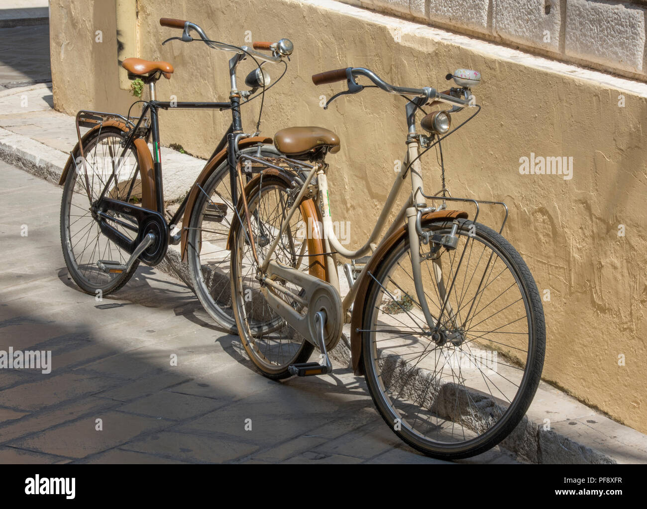 Vintage girls on bikes hi-res stock photography and images - Alamy