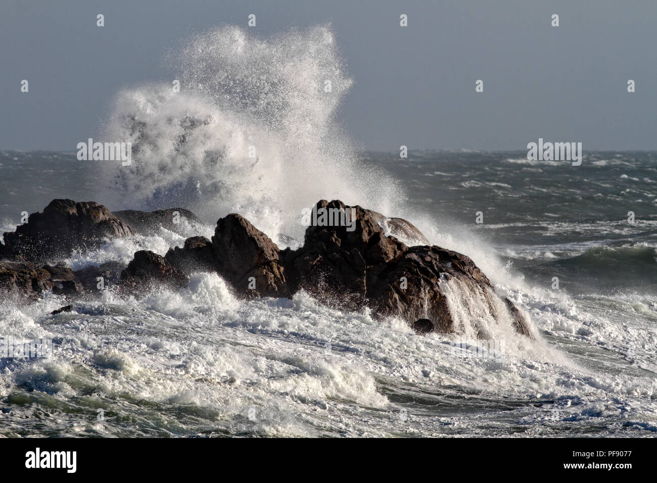 Waves and rocks hi-res stock photography and images - Alamy