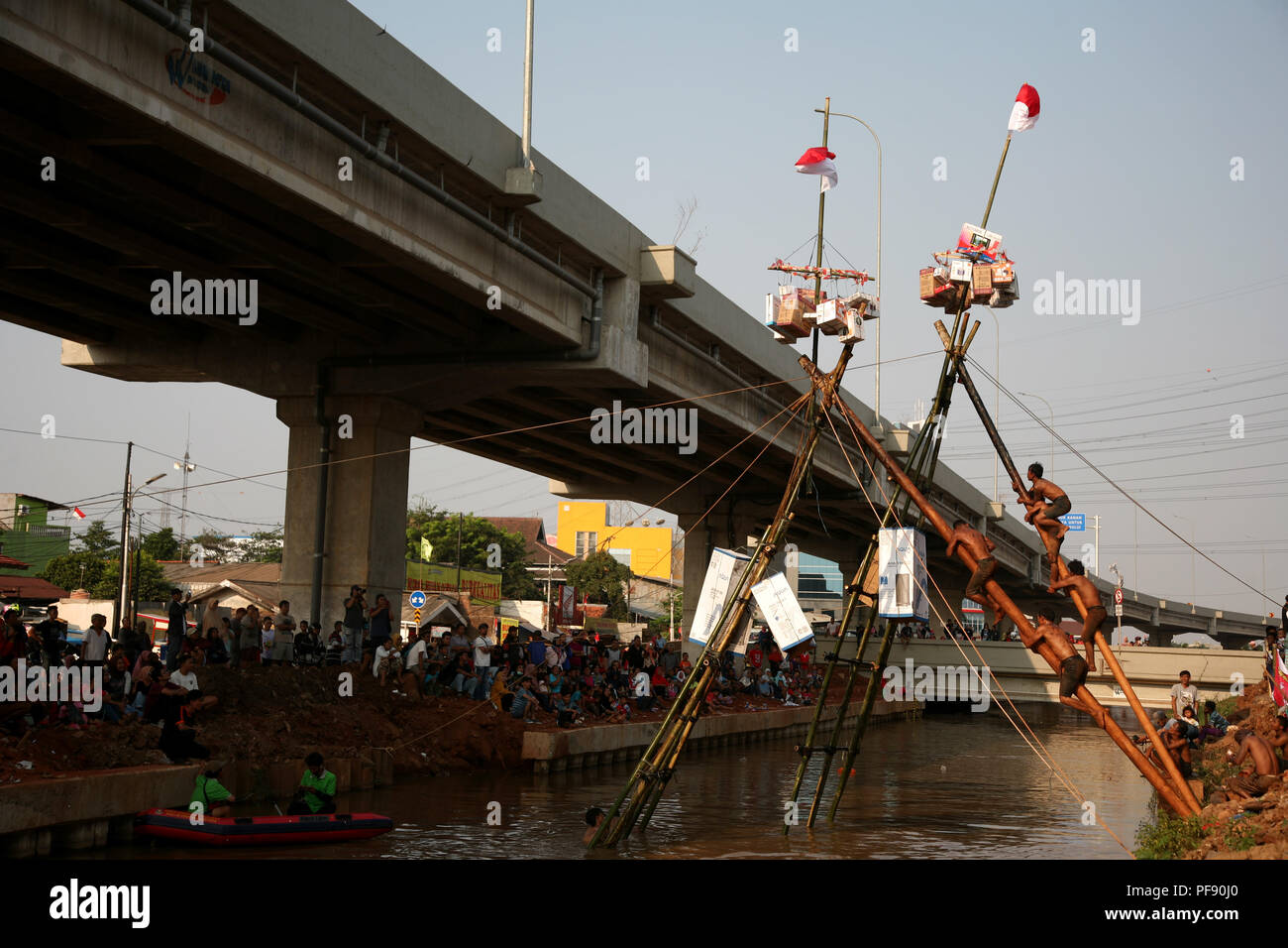 East Jakarta, Indonesia. 19th Aug, 2018. Citizens of Cipinang Melayu ...