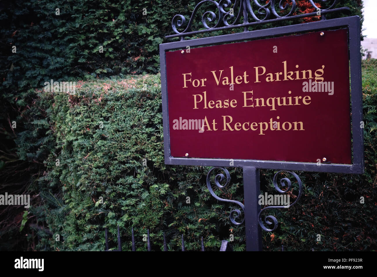 Valet Parking sign at a Hotel Stock Photo - Alamy