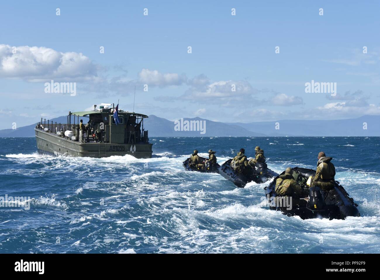 Members of the Australian Defence Force participating in helocasting ...