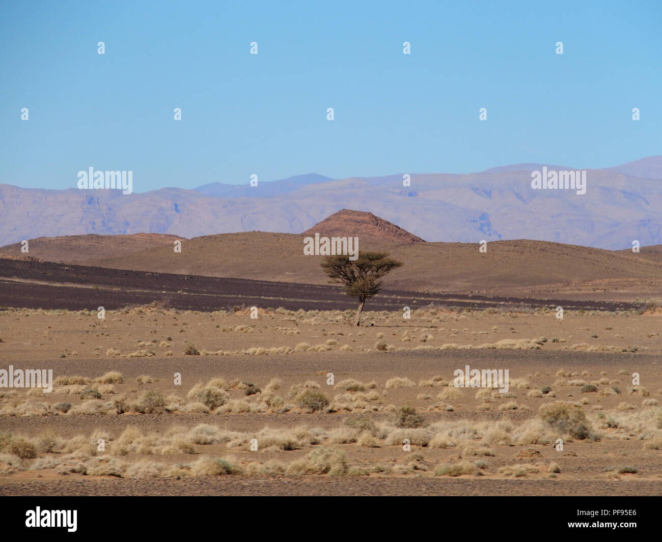 Sandy desert at high ATLAS MOUNTAINS range landscape in MOROCCO Stock ...
