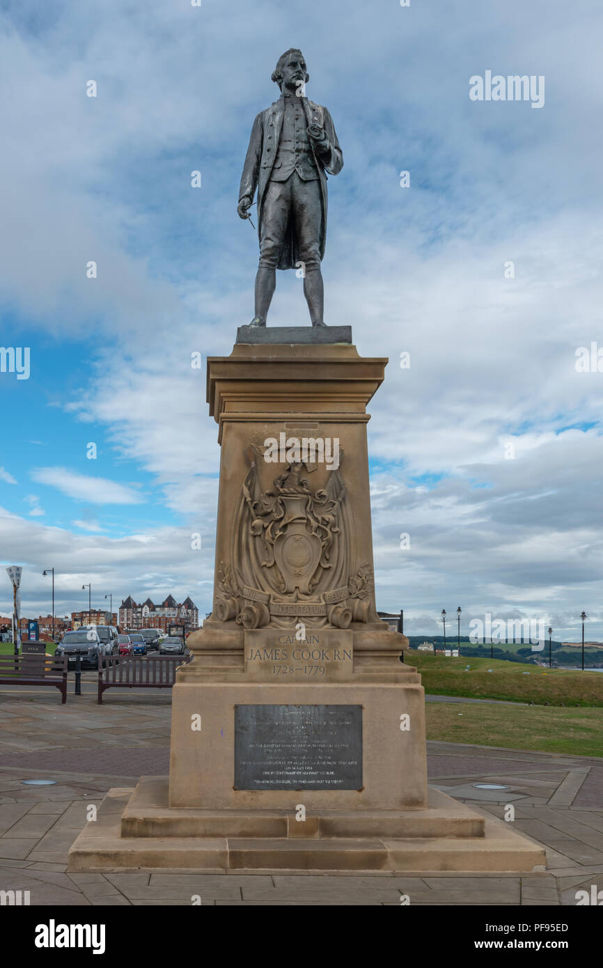 Whitby james cook statue hi-res stock photography and images - Alamy