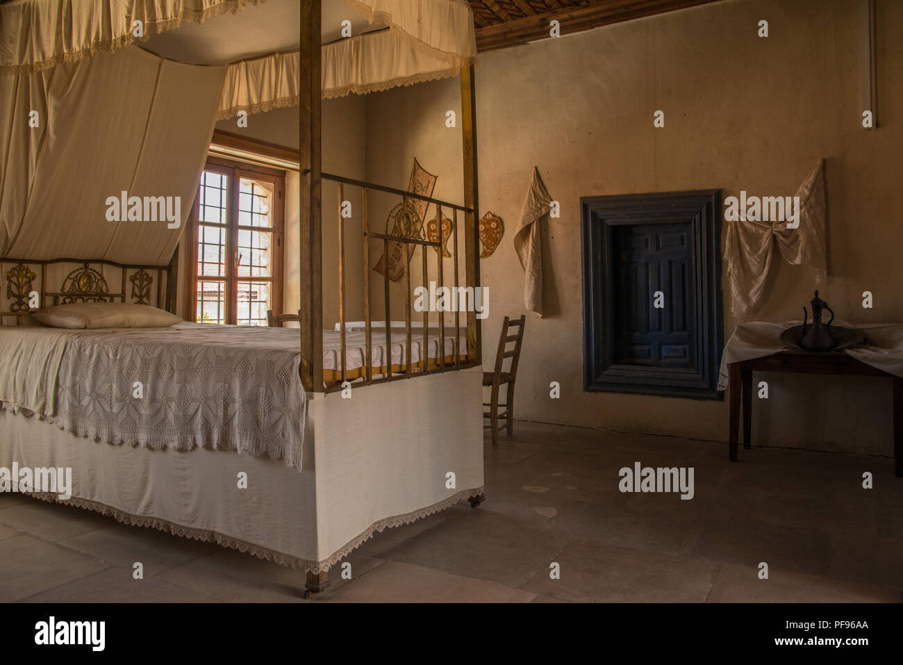 Old fashioned beds hi-res stock photography and images - Alamy
