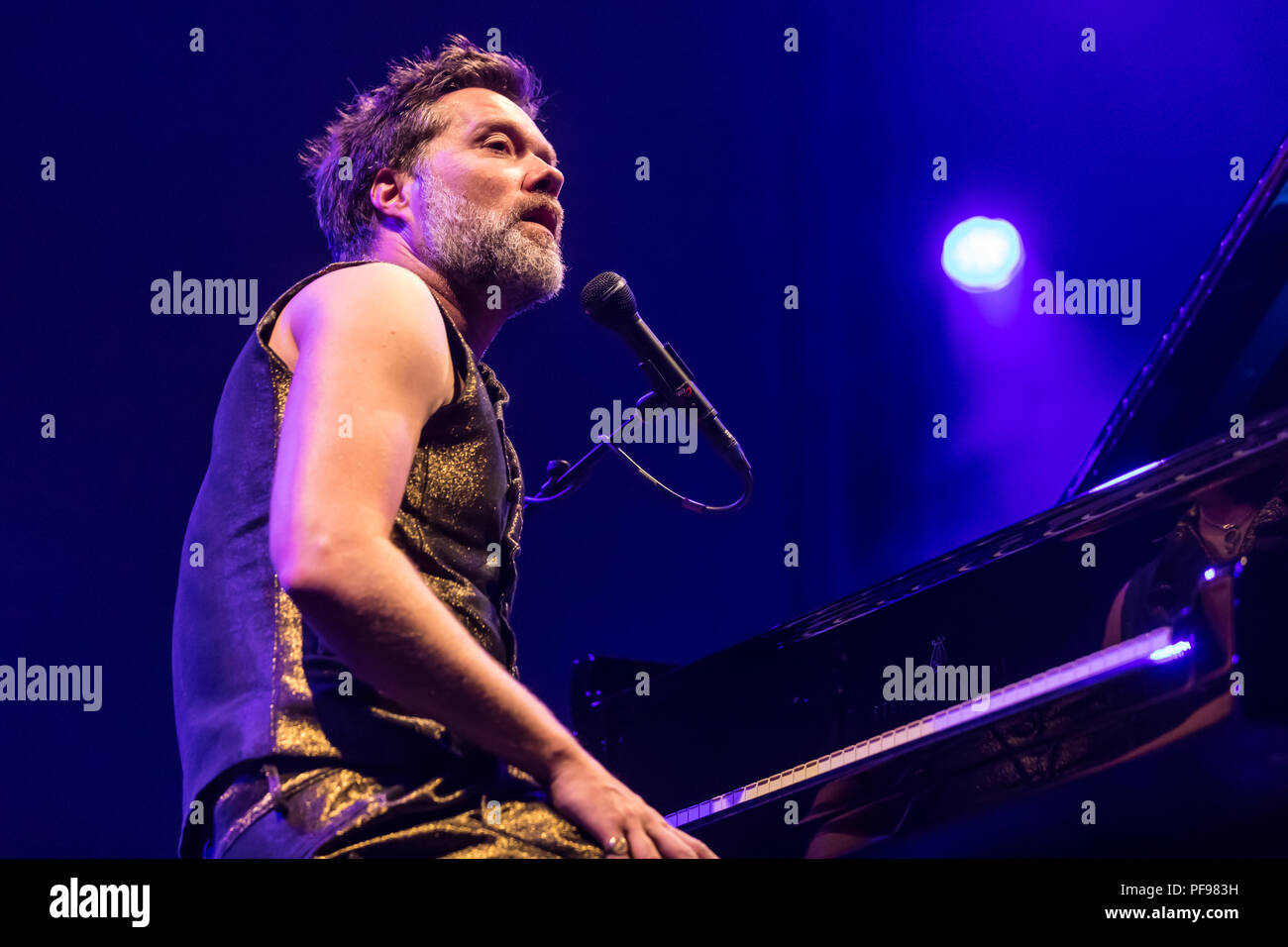 Canadian singer songwriter hi-res stock photography and images - Alamy