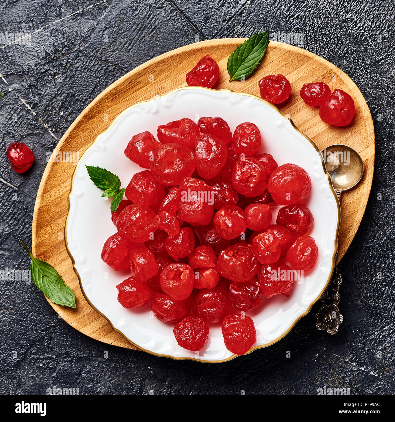 Food covering plate hi-res stock photography and images - Alamy