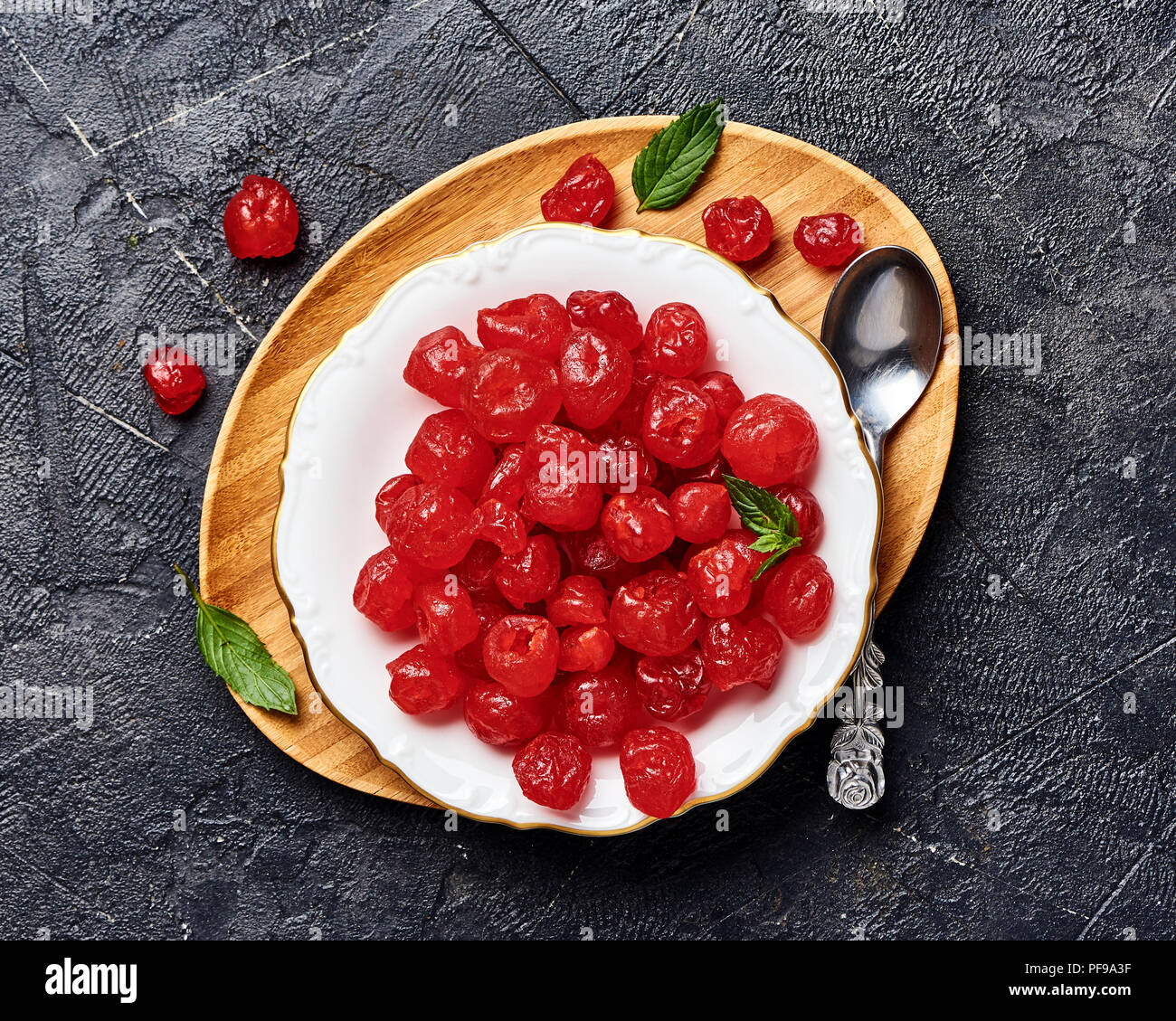 Food covering plate hi-res stock photography and images - Alamy