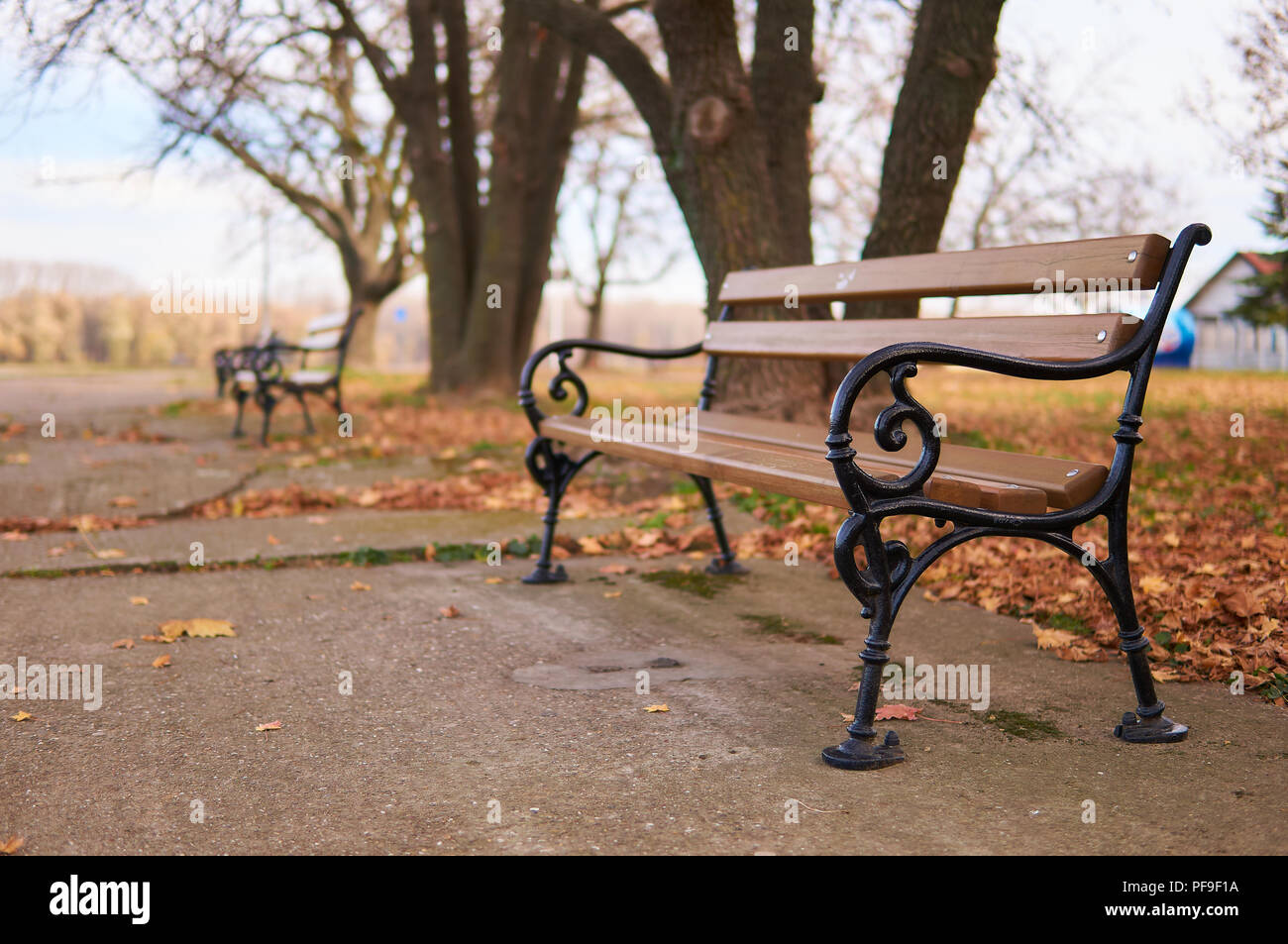 Park bench style hi-res stock photography and images - Alamy