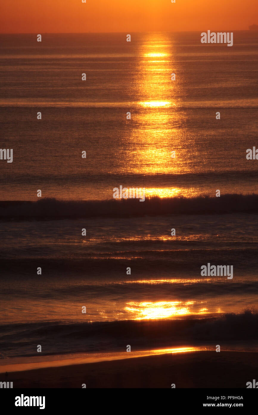 Sunrise. Reflection in the ocean Stock Photo - Alamy