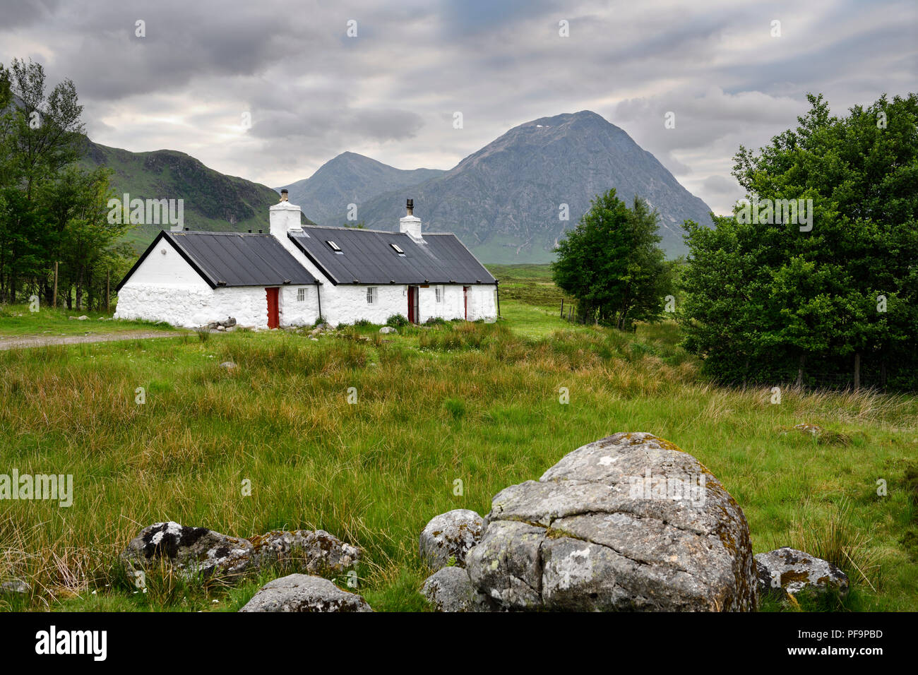 Stone cottage black and white hi-res stock photography and images - Alamy
