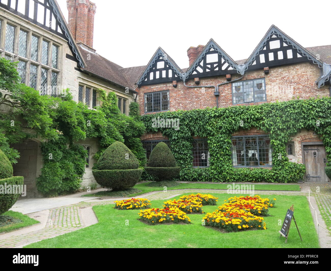 Tudor Moated Manor House High Resolution Stock Photography and Images ...