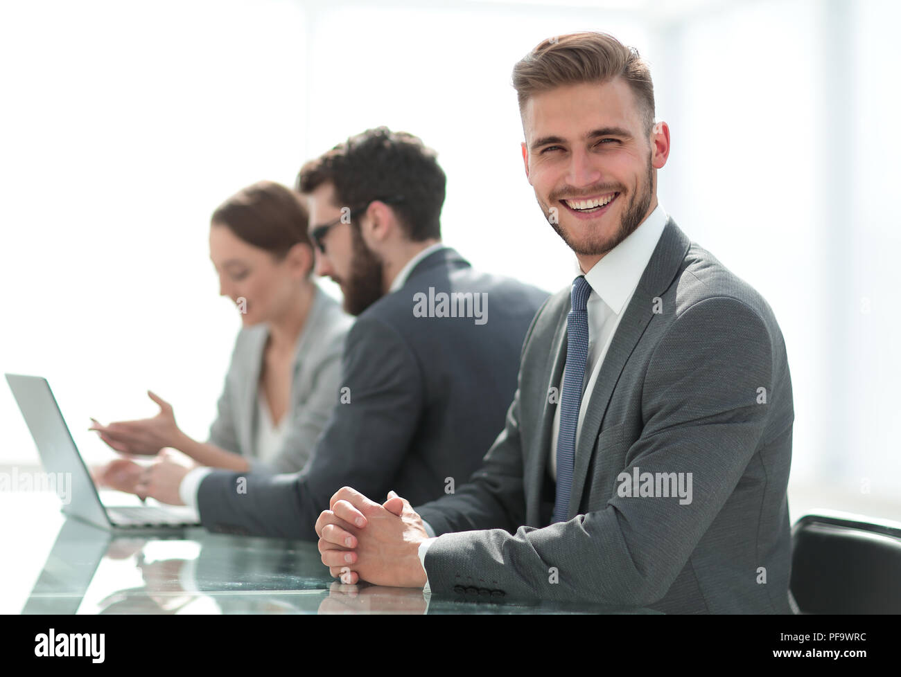 side view.handshake business people at the Desk Stock Photo - Alamy