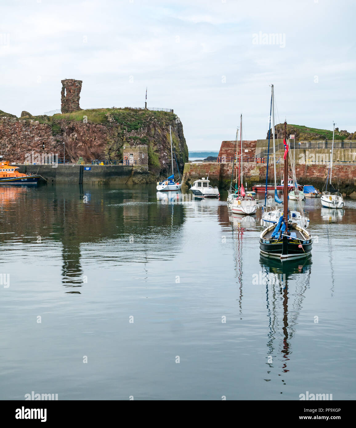 In harbour hi-res stock photography and images - Alamy