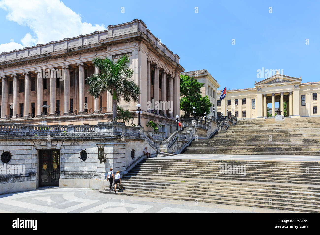 Exterior and main steps to Universidad de La Habana, Havana University ...