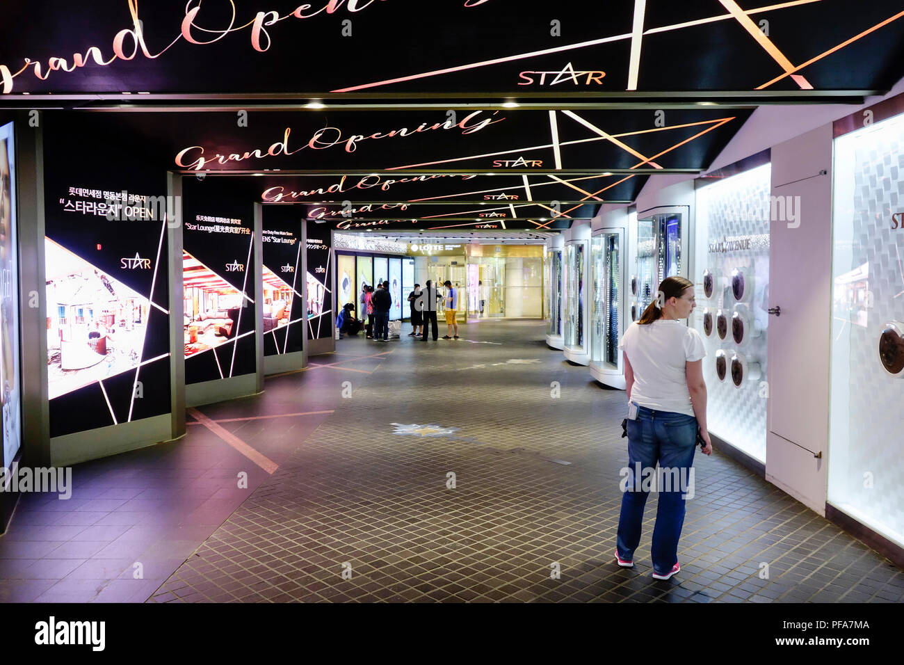 Lotte world mall seoul hi-res stock photography and images - Alamy