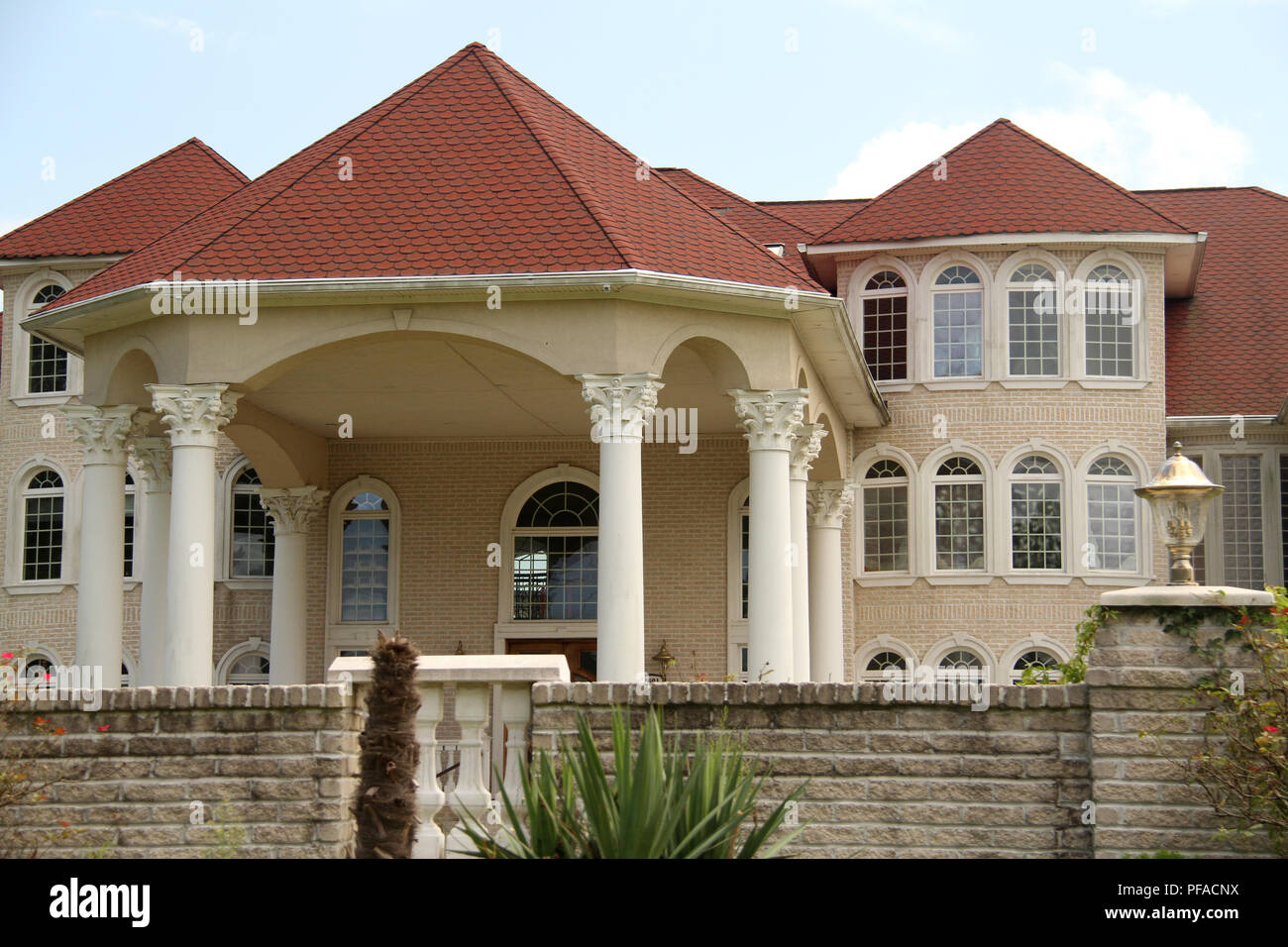 Large imposing mansion hi-res stock photography and images - Alamy