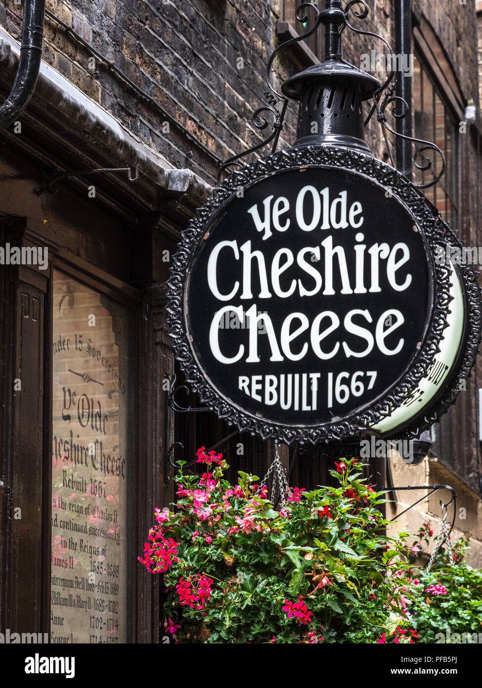 Old cheshire cheese pub sign hi-res stock photography and images - Alamy