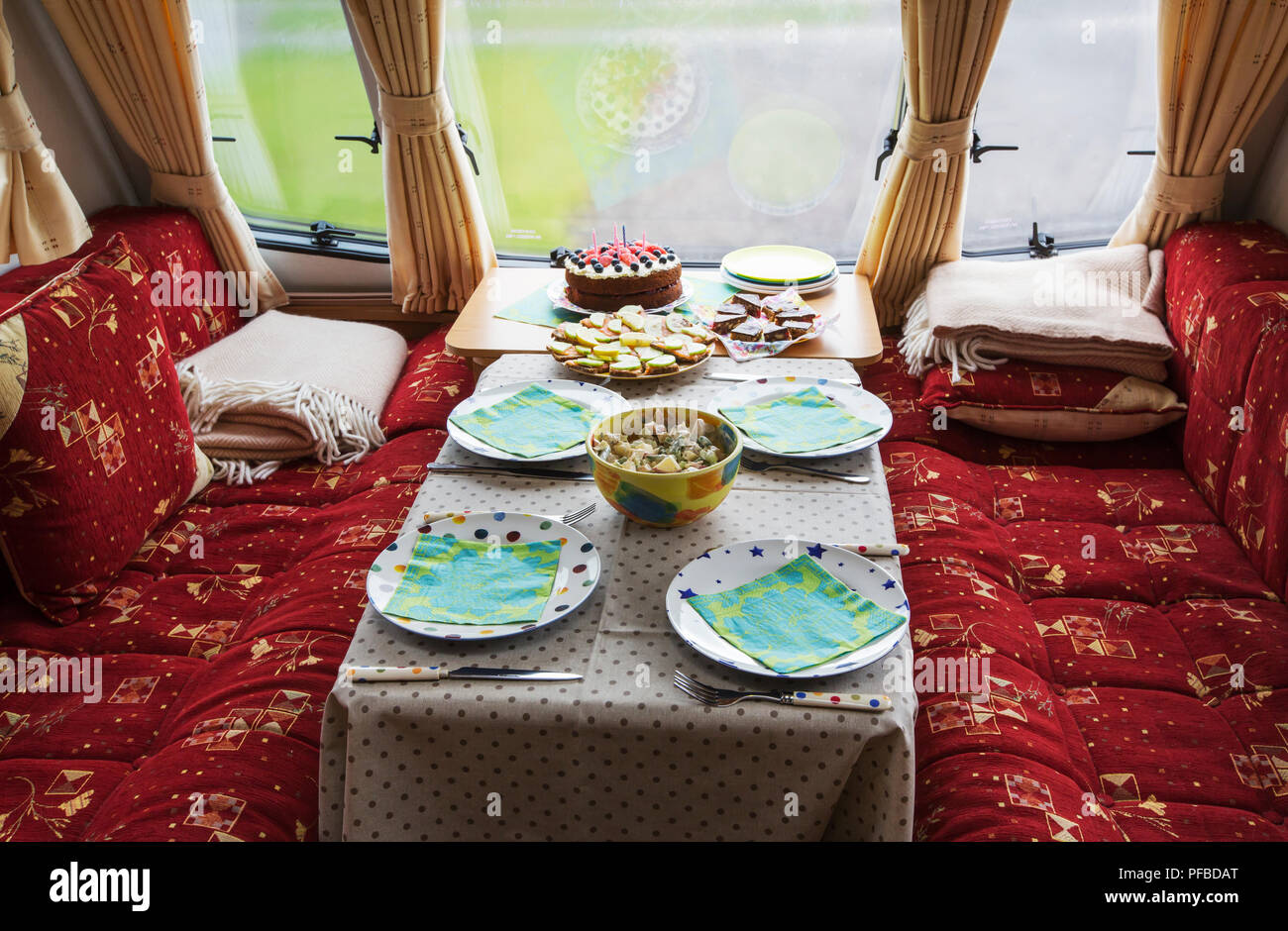 Afternnon tea cake hi-res stock photography and images - Alamy