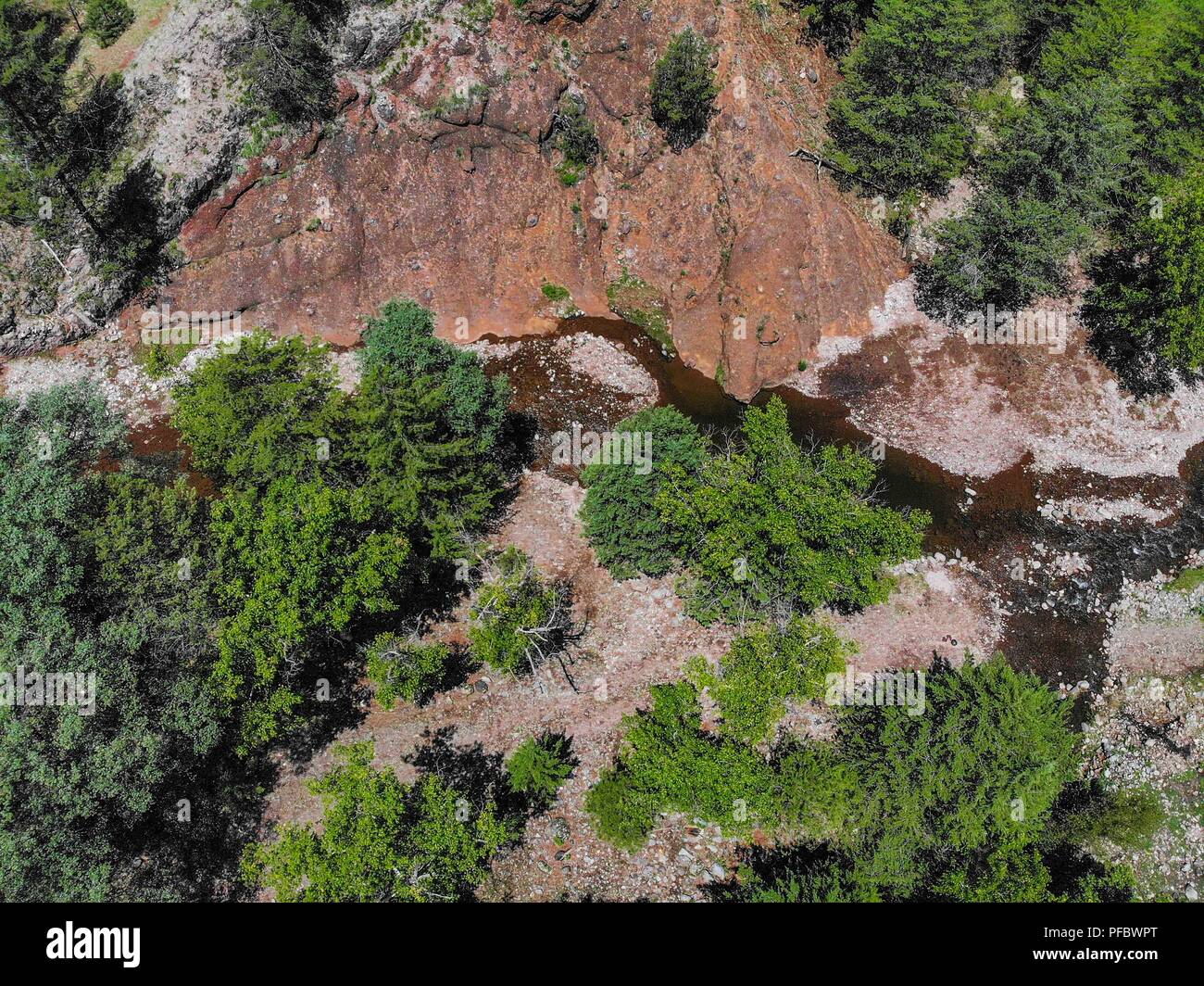 Vista aerea del paisaje, bosque y arroyo La Cueva en en La Mesa Tres ...