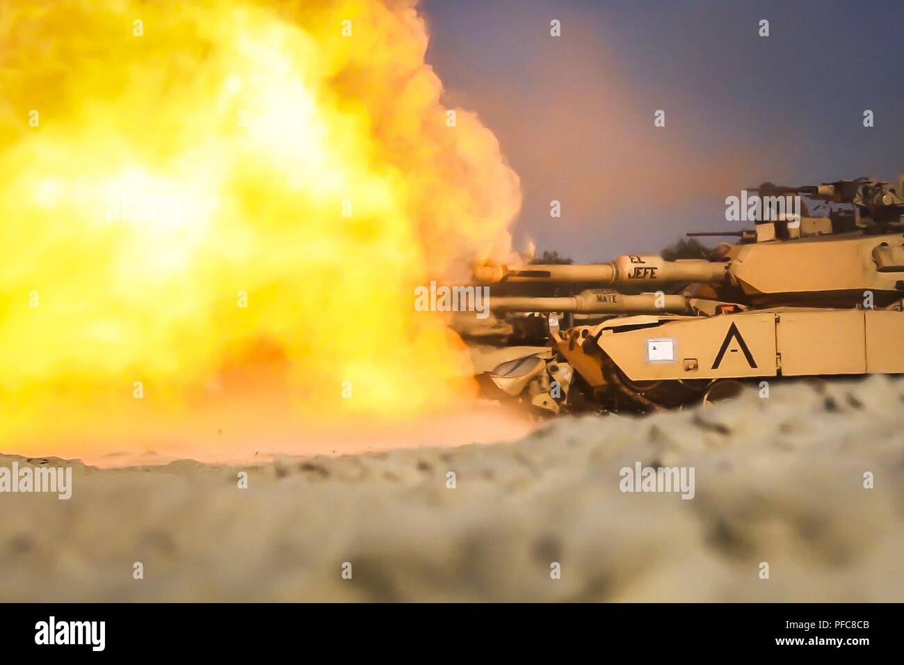 M1a1 abrams tank night fire hi-res stock photography and images - Alamy