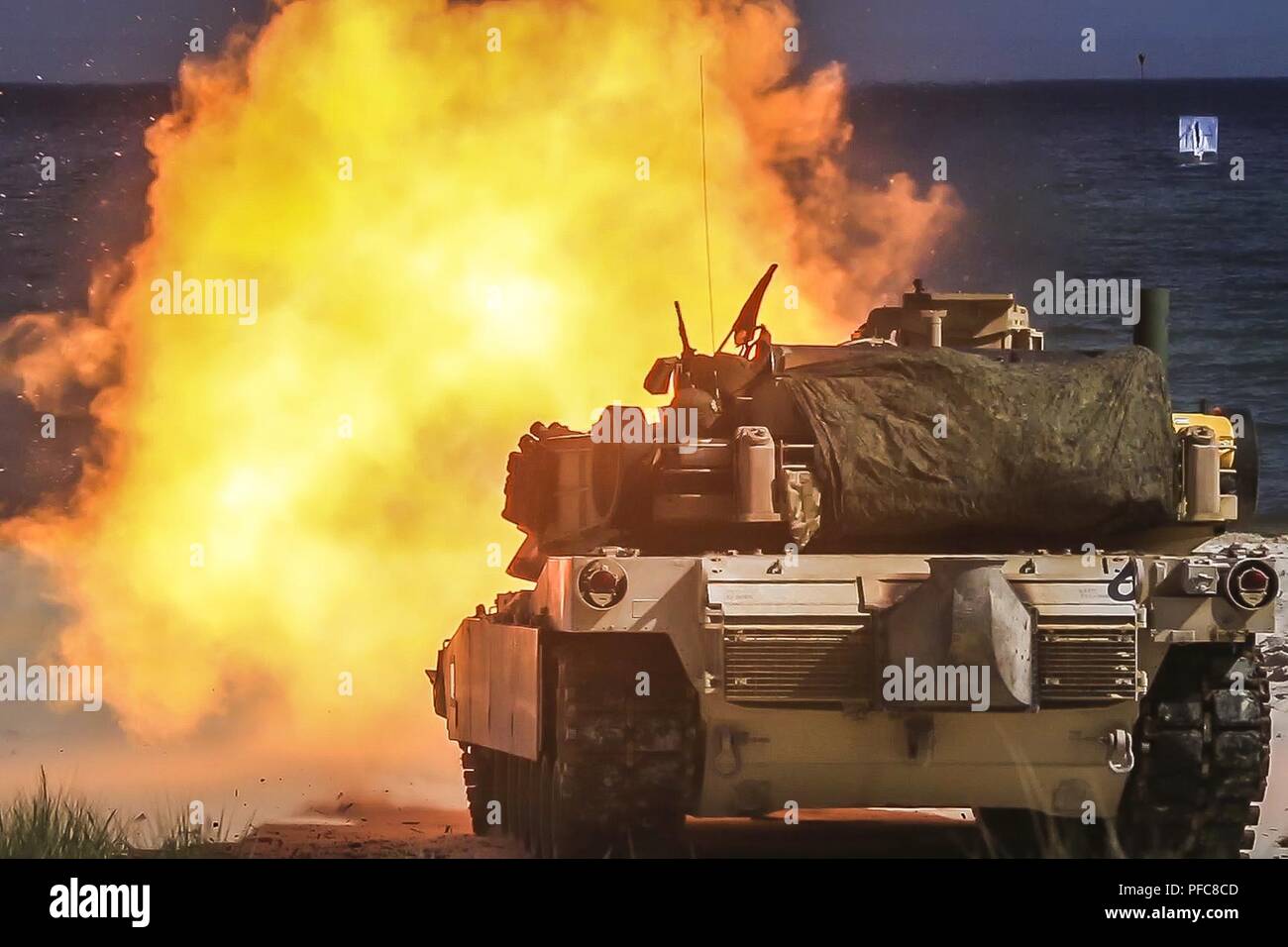 M1a1 abrams tank night fire hi-res stock photography and images - Alamy