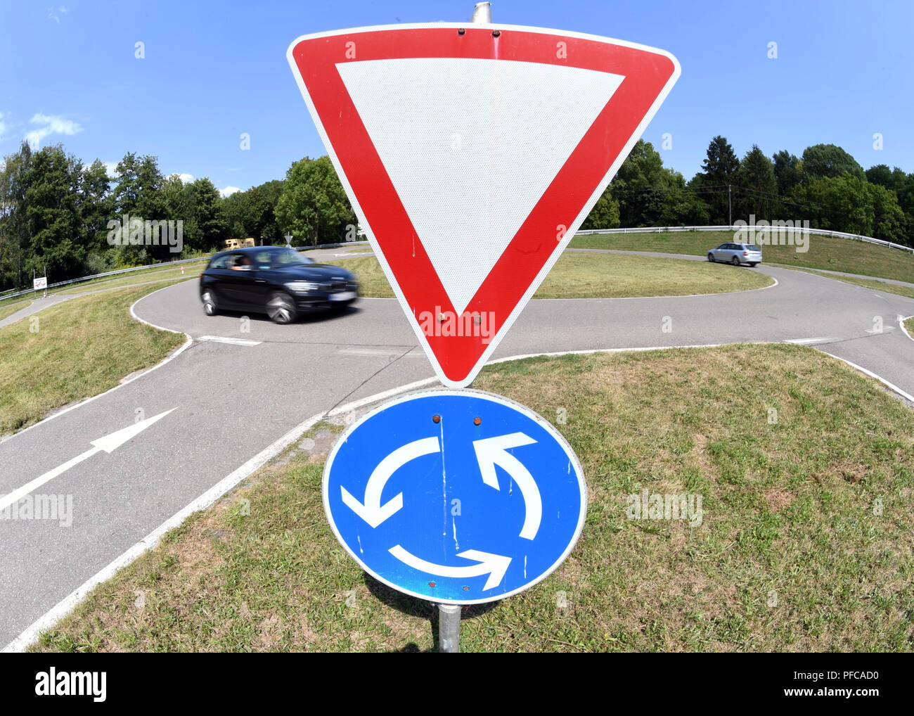 News transport roundabout hi-res stock photography and images - Alamy