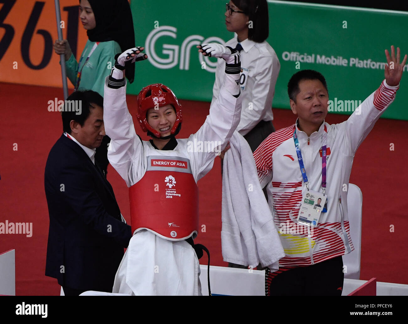 Jakarta, Indonesia. 21st Aug, 2018. Luo Zongshi (C) of China greets the ...