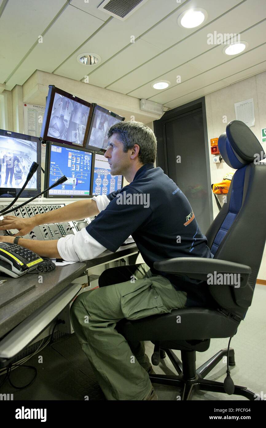 Dive support vessel hi-res stock photography and images - Alamy