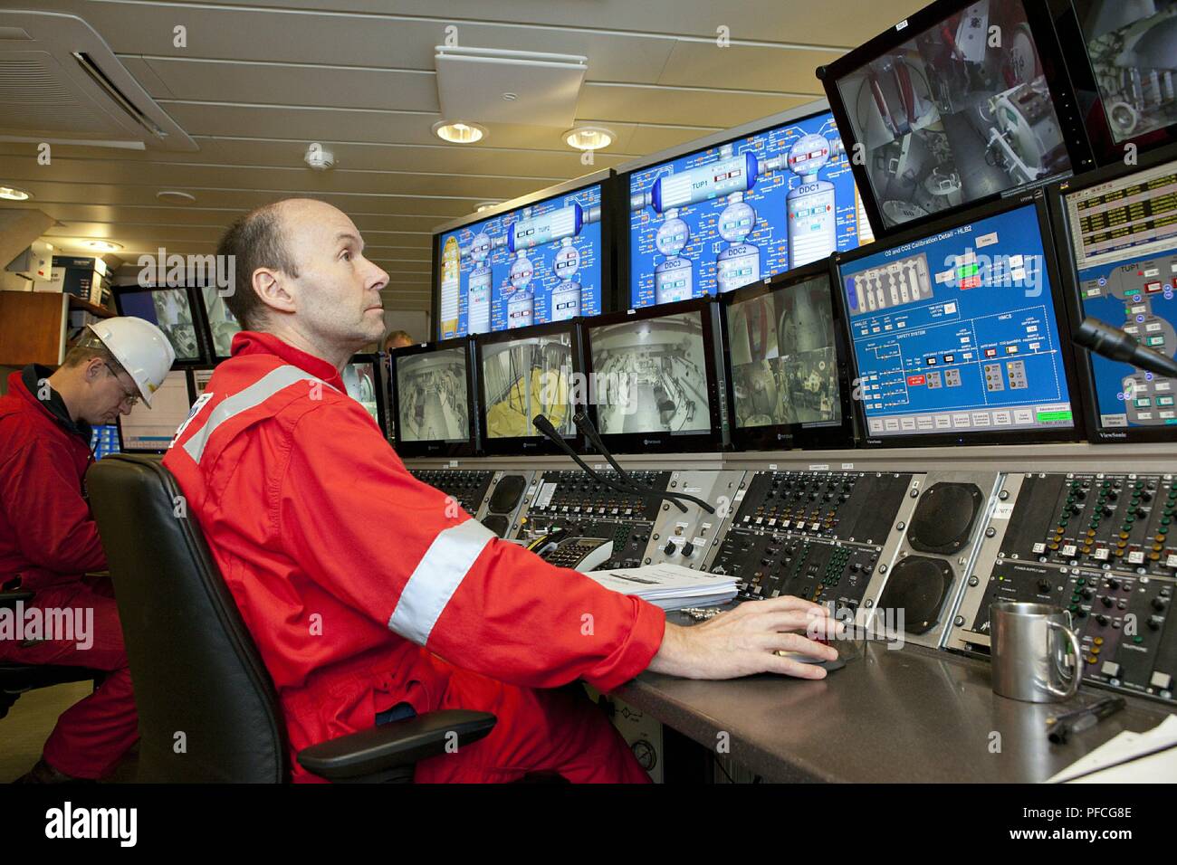 Dive support vessel hi-res stock photography and images - Alamy