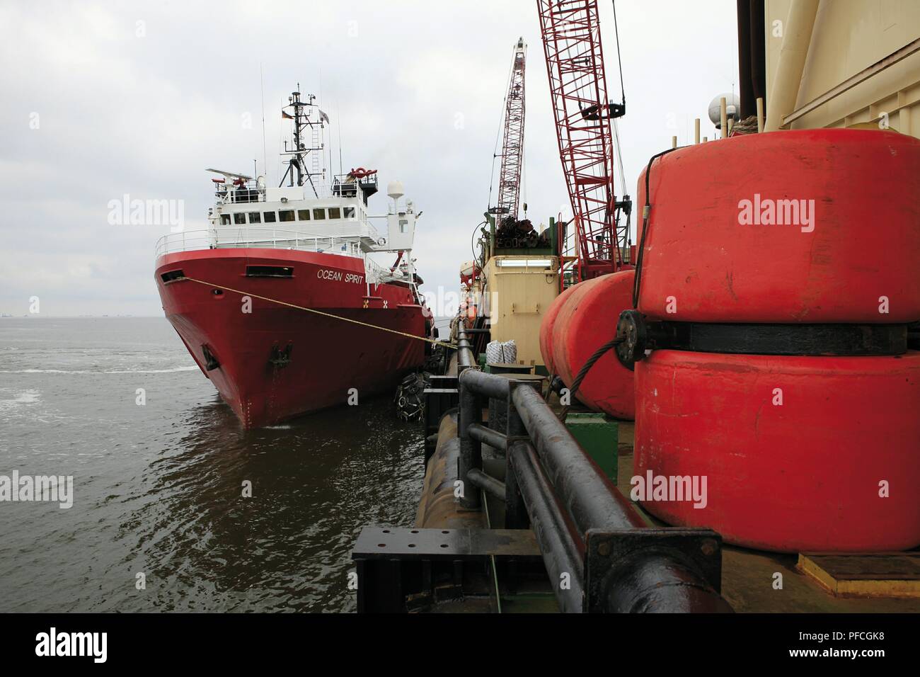 Pipelay crane vessel hi-res stock photography and images - Alamy