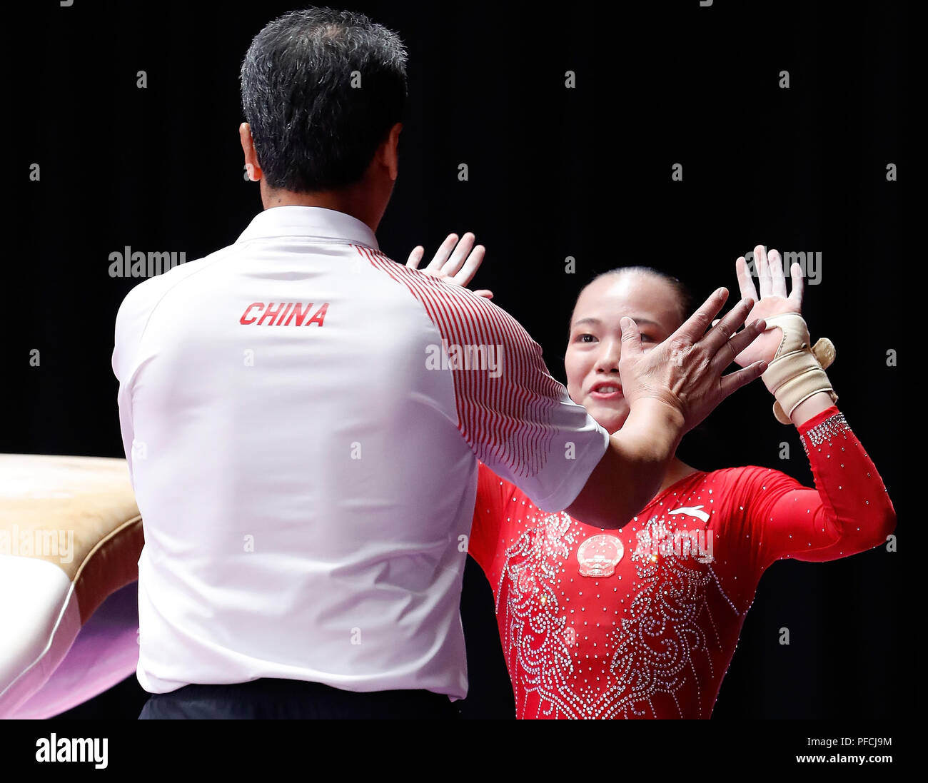 (180821) -- JAKARTA, Aug. 21, 2018 (Xinhua) -- Chen Yile (R) of China ...